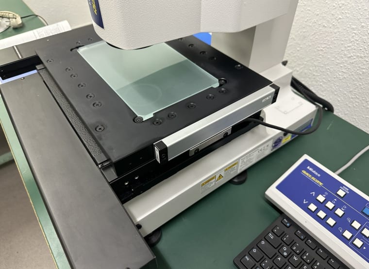 MITUTOYO QUICK SCOPE L2010Z/AFB Vision measuring microscope