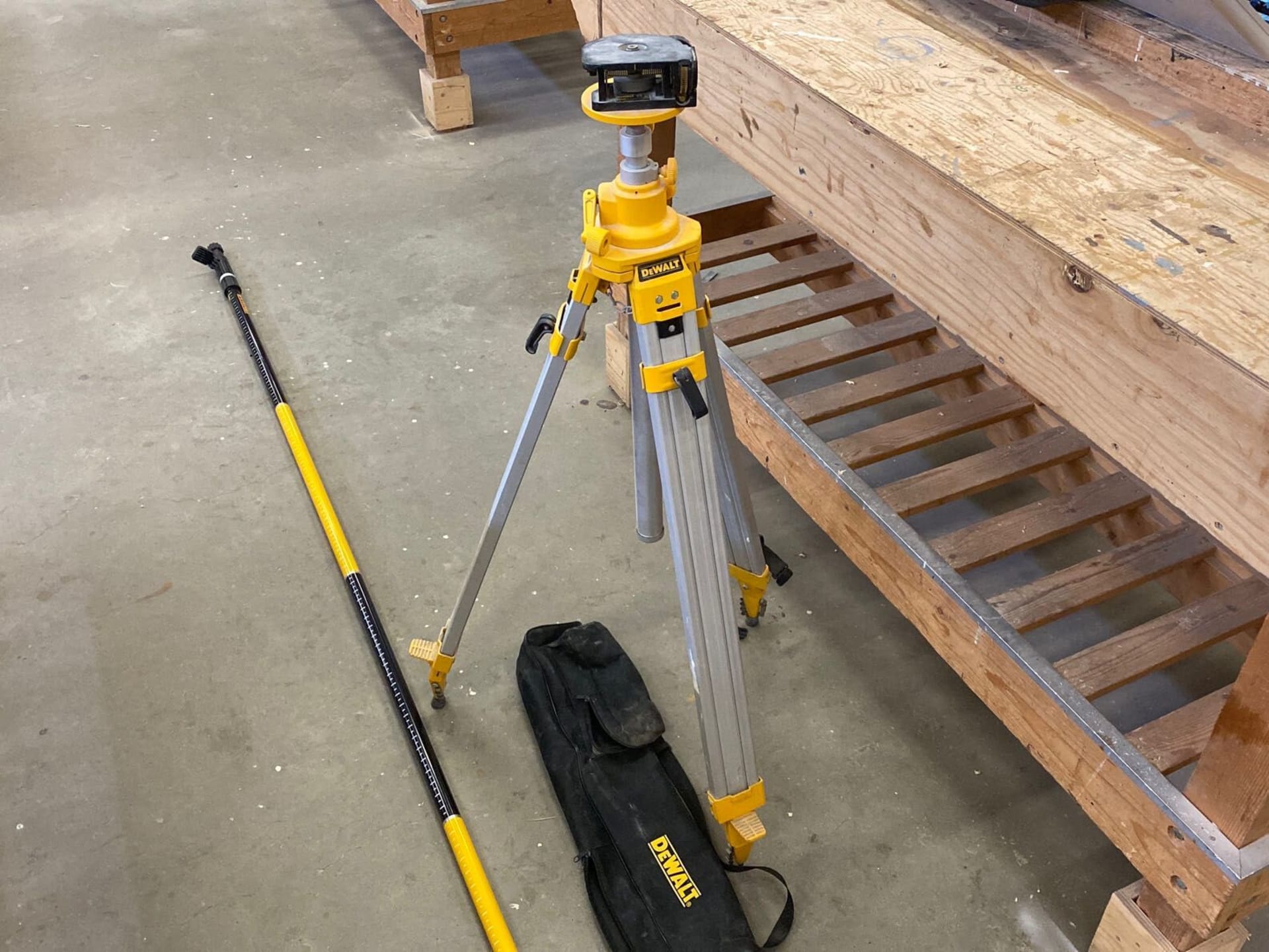 DEWALT 3-Bein-Stativ + Laserstab gebraucht