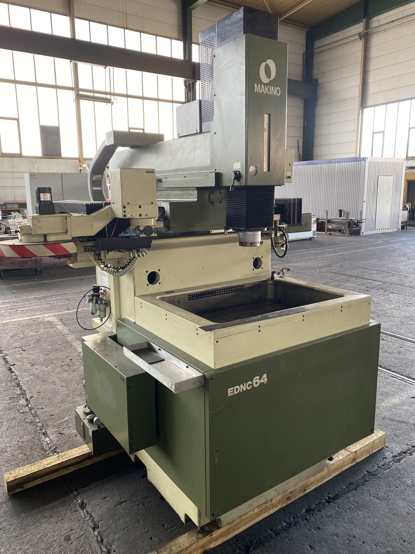 Electroerosionadora por penetración MAKINO EDNC 64: de ocasión