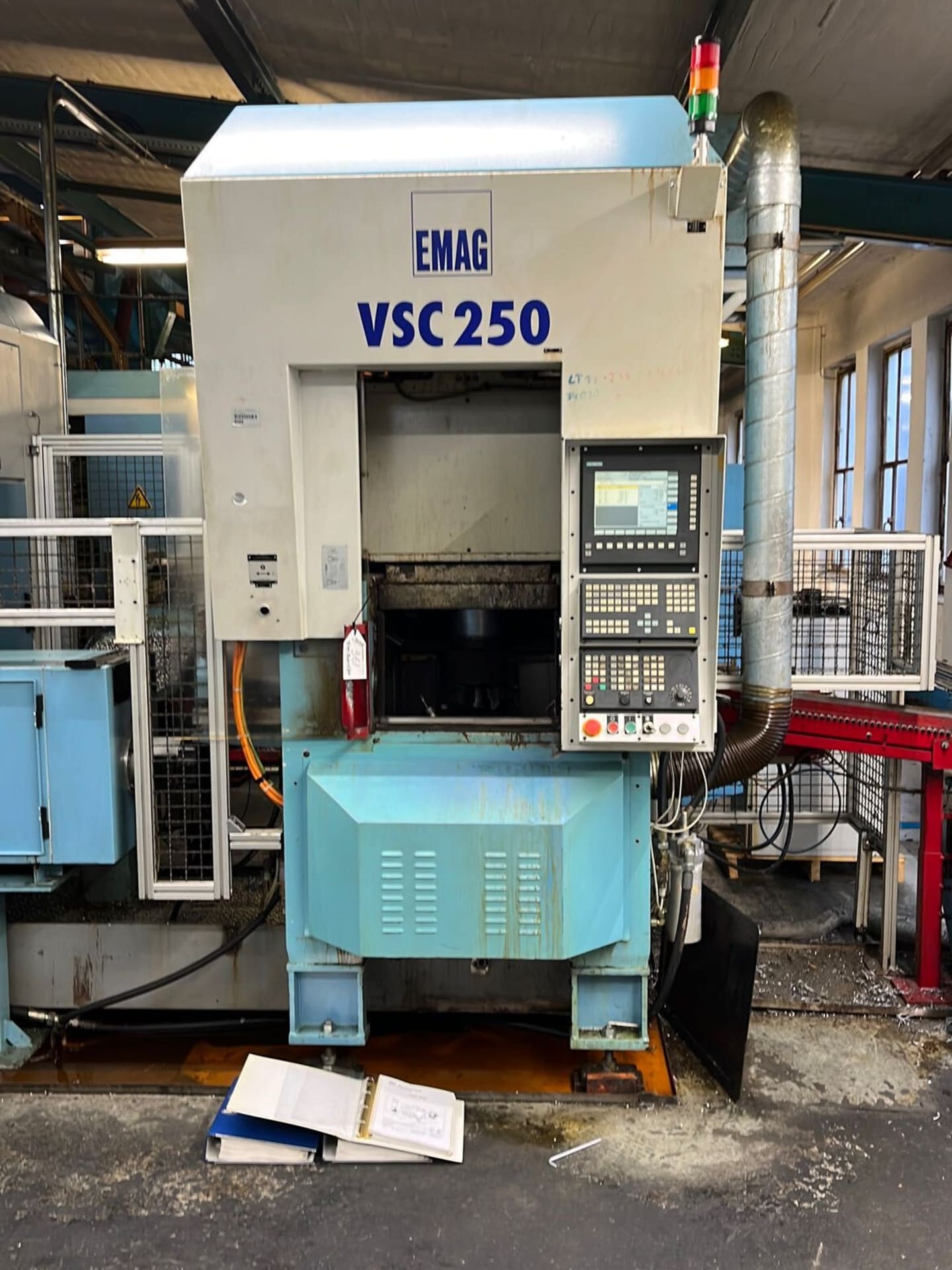 Máquina de tornear vertical EMAG VSC 250 em segunda mão