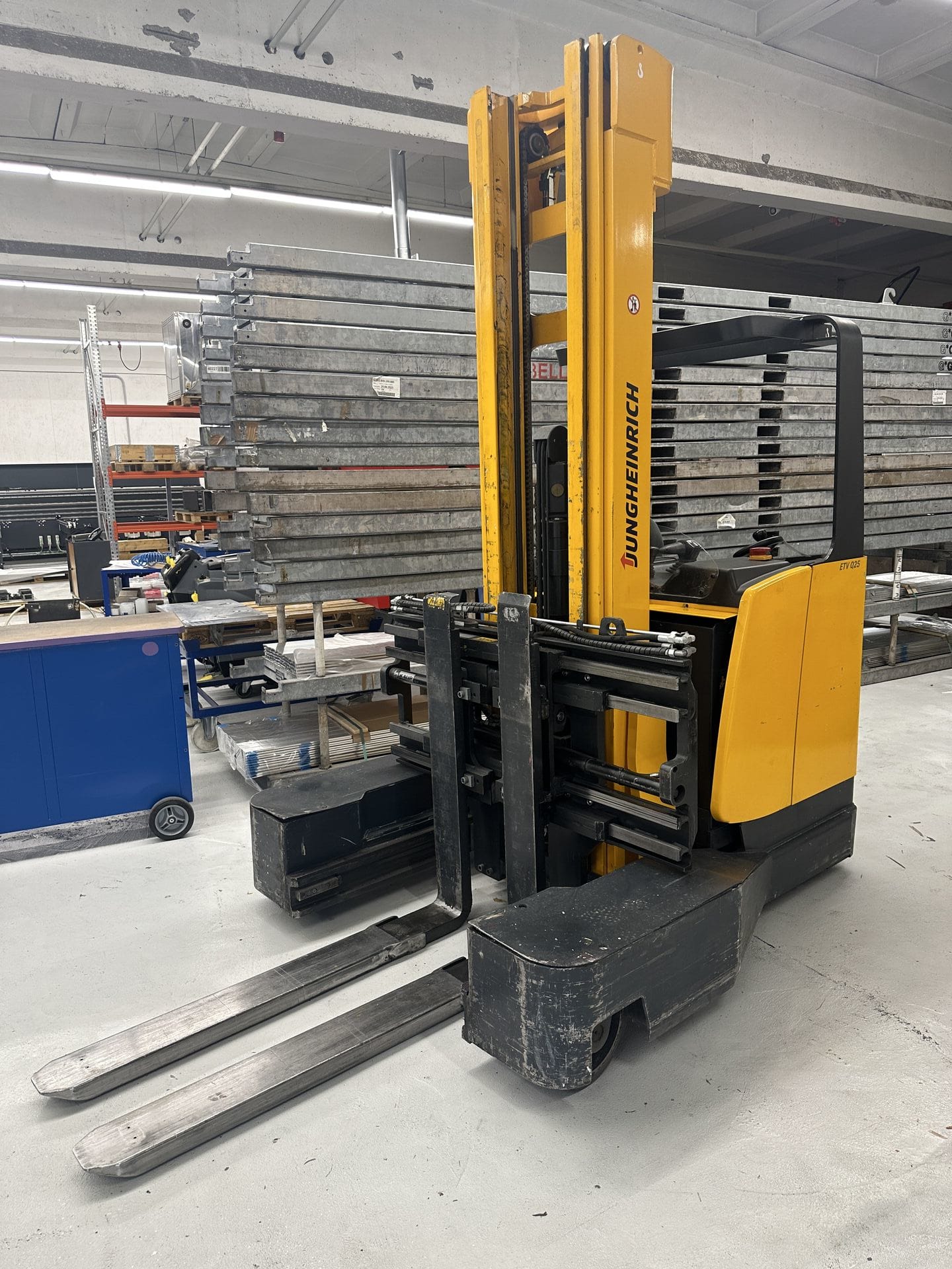 JUNGHEINRICH ETV Q 25 Schubmaststapler gebraucht