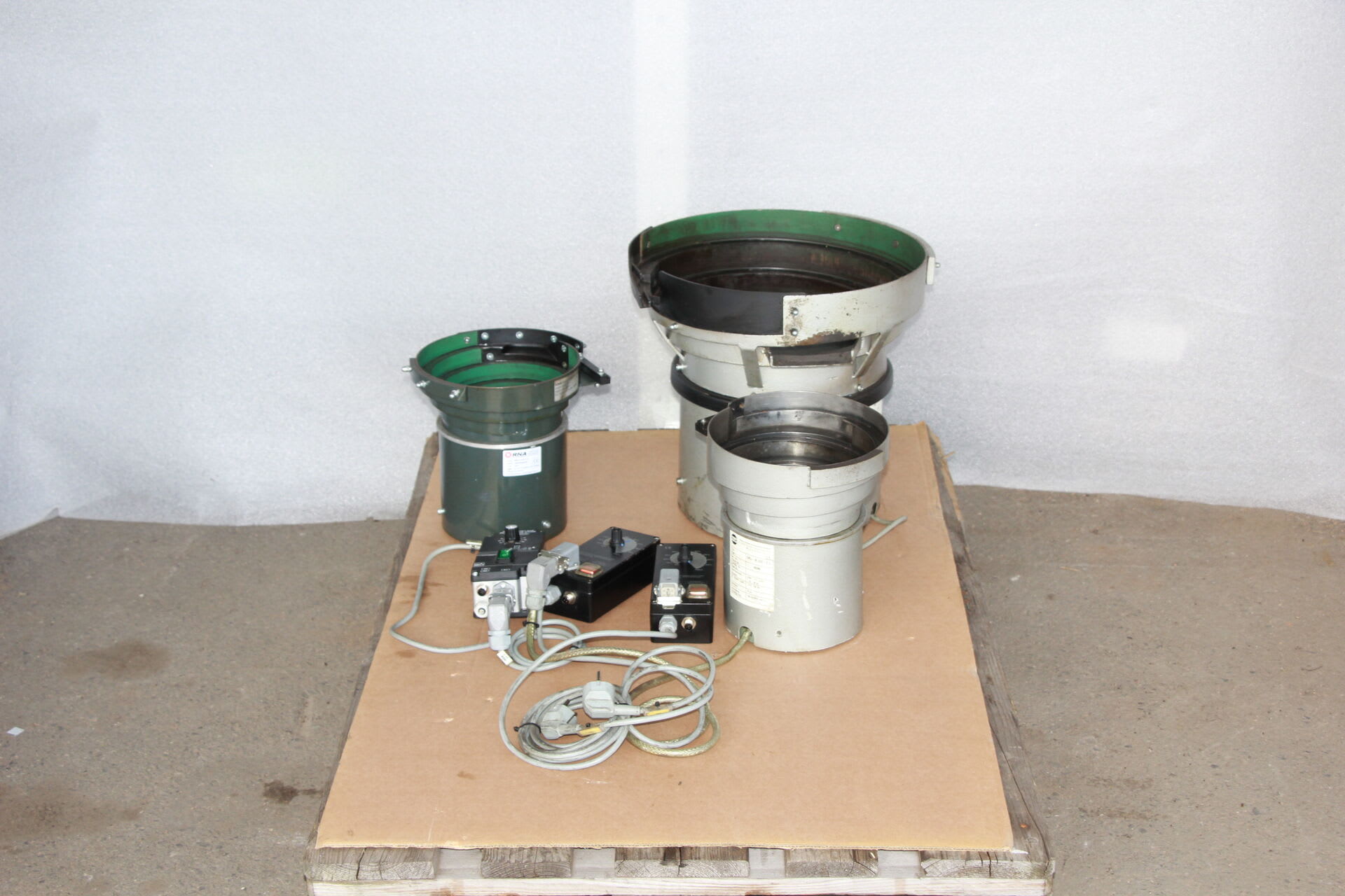SCHULZ SRC-N 200-2 L Vibratory conveyor, 3 units with control unit ...