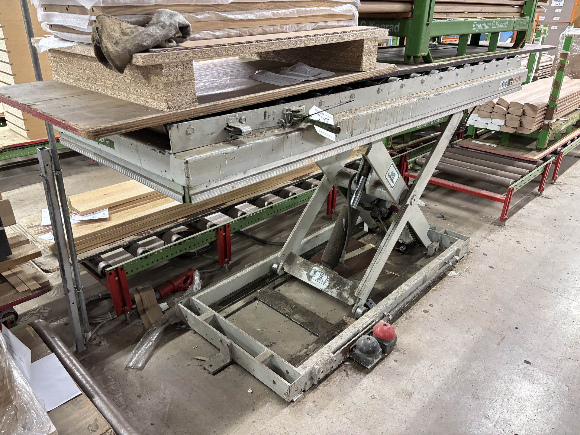 WTT E 108 Scissor lift table with roller conveyor: buy used