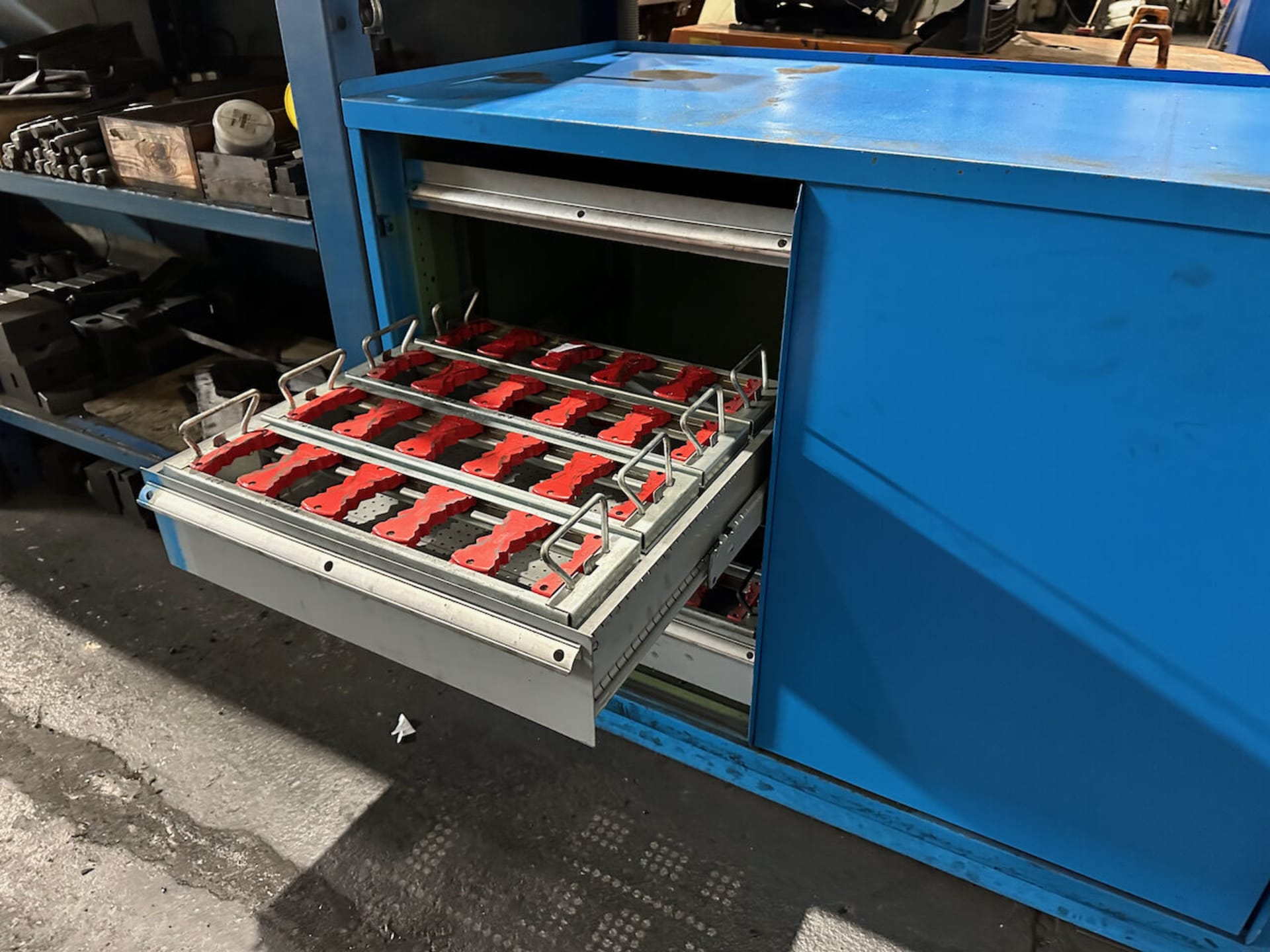 LISTA CNC drawer cabinet with sliding doors d'occasion