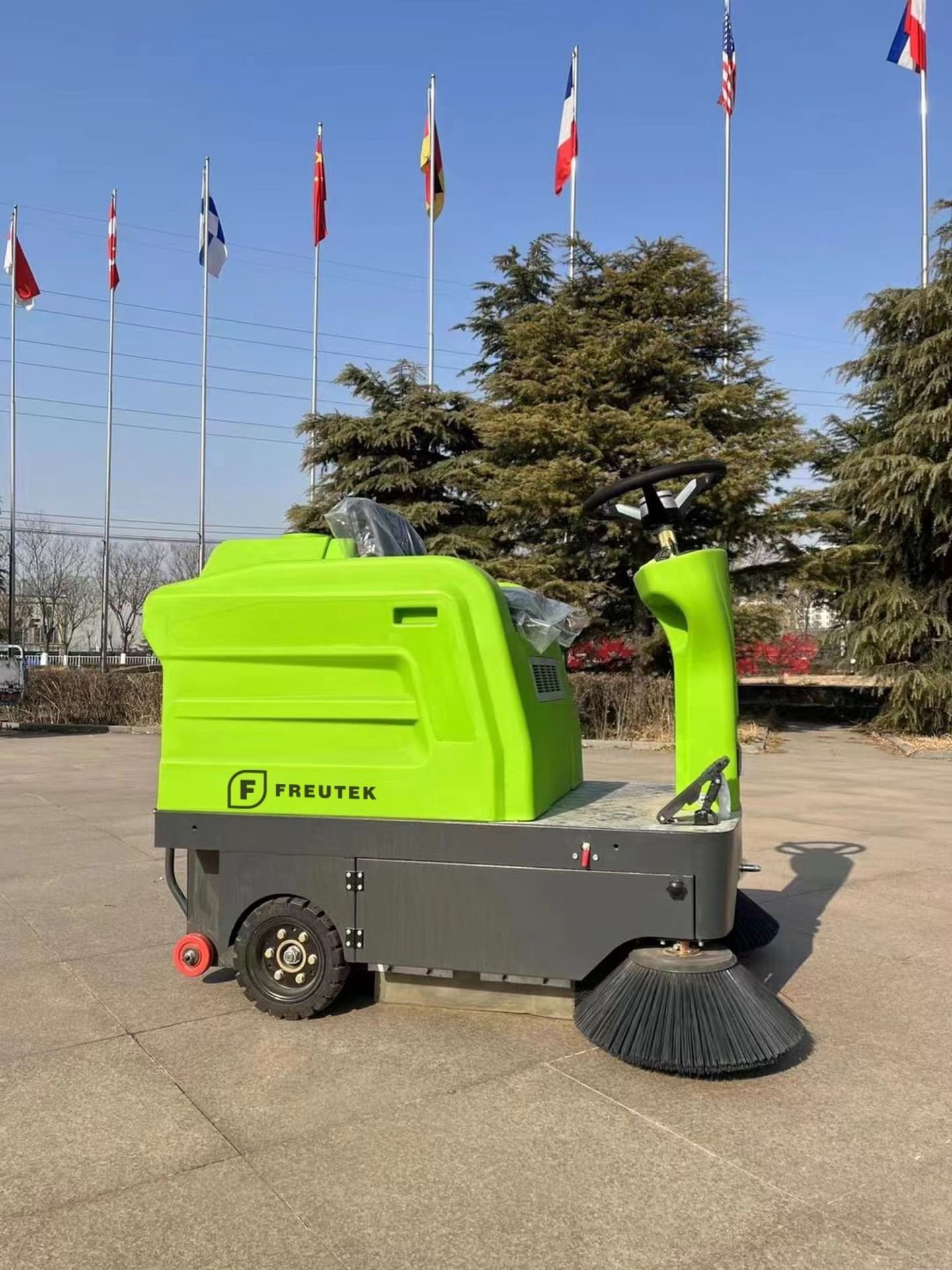 FREUTEK SHS0001 Multi functional Sweep Machine: buy used