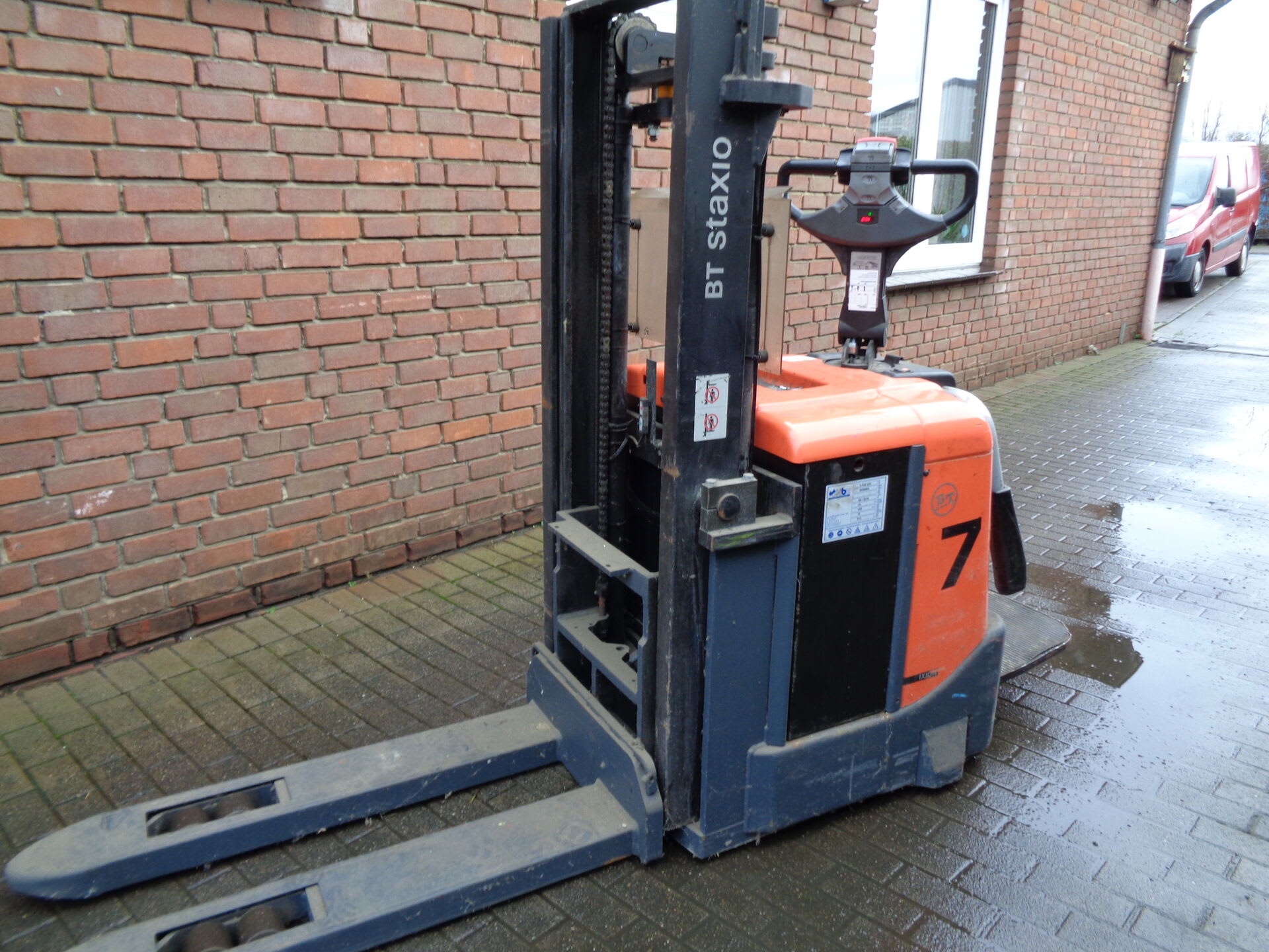 BT TOYOTA SPE 200 Electric Pallet Truck: buy used
