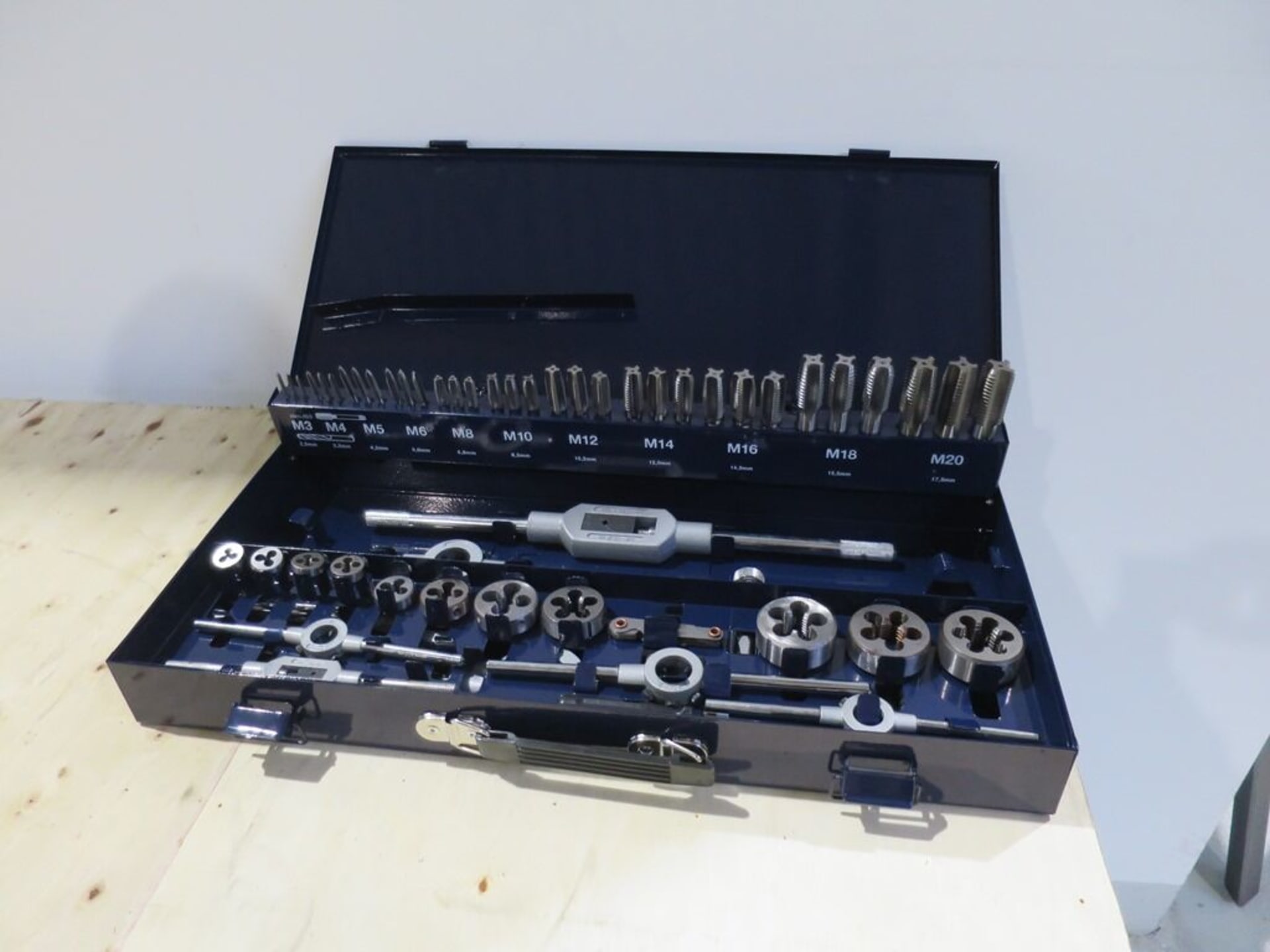 WMT 56-teilig Thread cutting Set: buy used